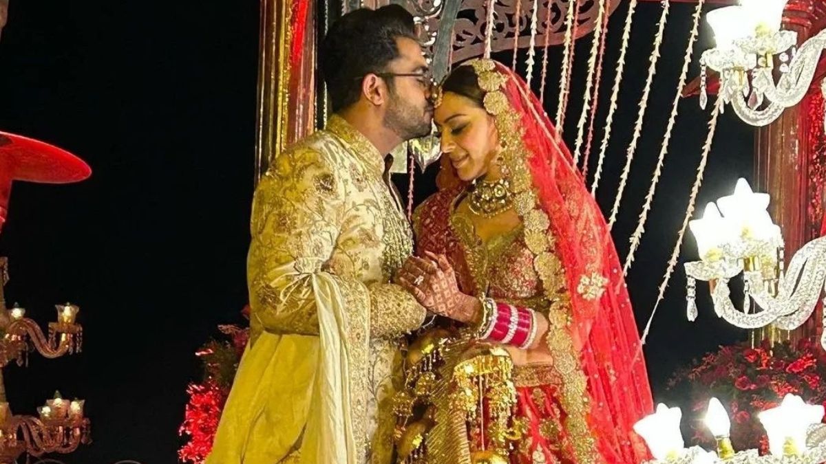 Hansika Motwani Shares A Pic Of Her Hand Full Of Mehndi And Chura After ...